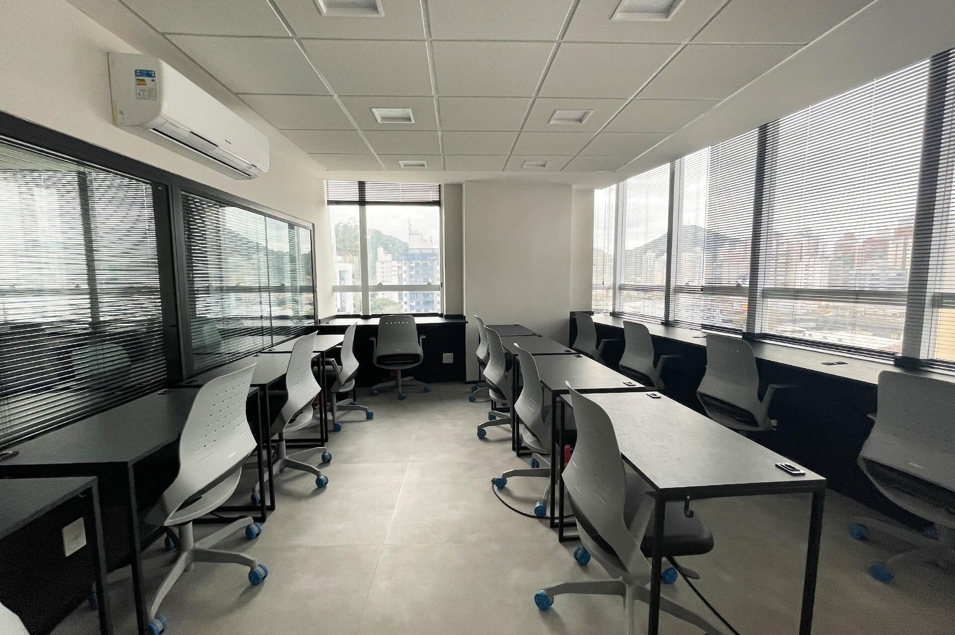 Office Space for Rent in Vila Velha | From R$1,361/desk/mo